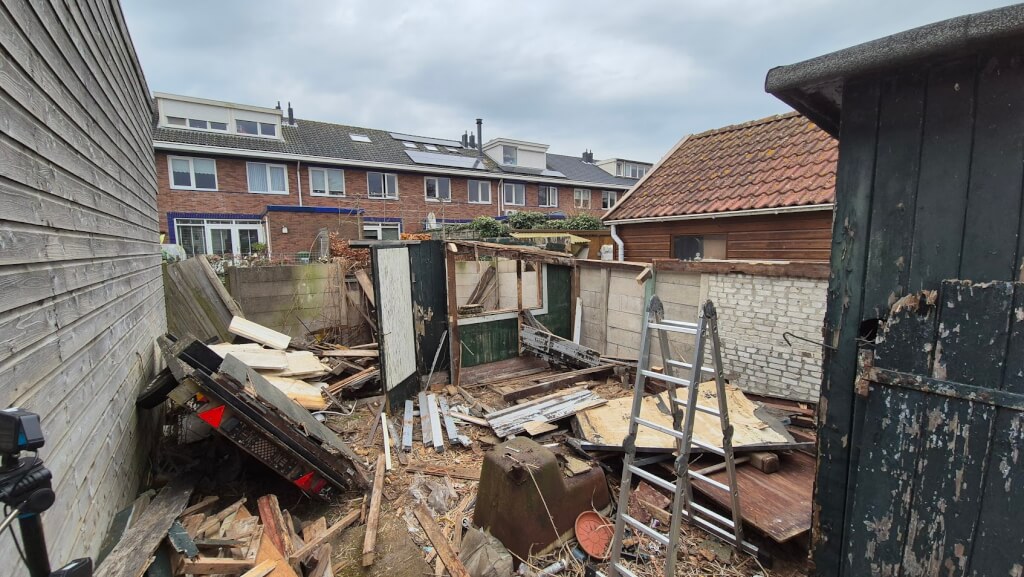 Het Slopen van de Schuren – De Eerste Stappen in ons Tuinhuis Project ...